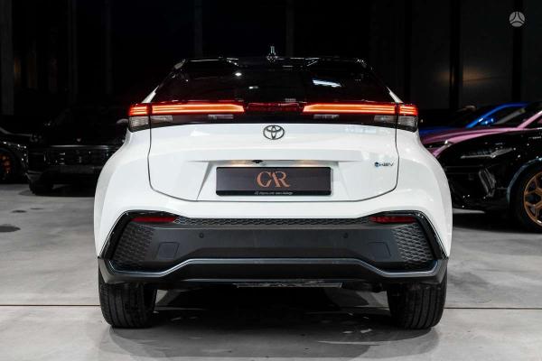 Белый Тойота C-HR 2024 в Рига, объемом двигателя 1.80 л и пробегом 23 тыс. км за 30000 €, фото 5 на AUTOMOTO.COM.LV