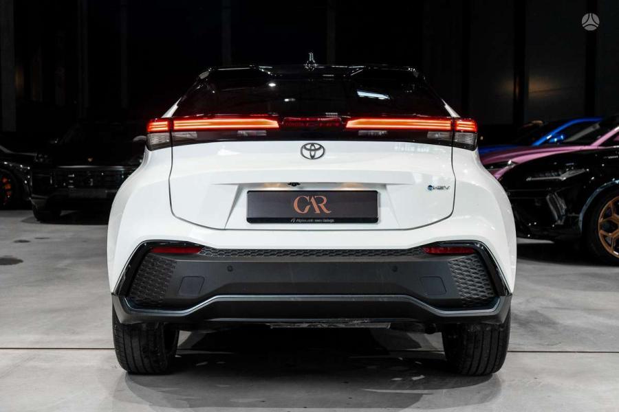 Белый Тойота C-HR 2024 в Рига, объемом двигателя 1.80 л и пробегом 23 тыс. км за 30000 €, фото 6 на AUTOMOTO.COM.LV