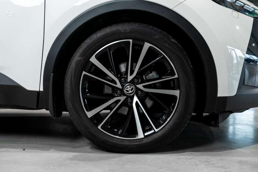 Белый Тойота C-HR 2024 в Рига, объемом двигателя 1.80 л и пробегом 23 тыс. км за 30000 €, фото 8 на AUTOMOTO.COM.LV