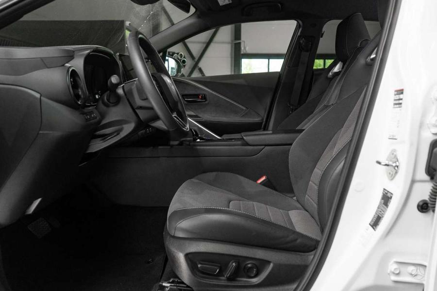 Белый Тойота C-HR 2024 в Рига, объемом двигателя 1.80 л и пробегом 23 тыс. км за 30000 €, фото 9 на AUTOMOTO.COM.LV