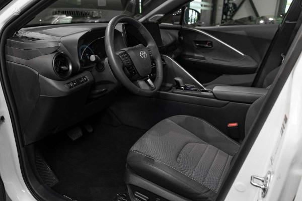 Белый Тойота C-HR 2024 в Рига, объемом двигателя 1.80 л и пробегом 23 тыс. км за 30000 €, фото 9 на AUTOMOTO.COM.LV
