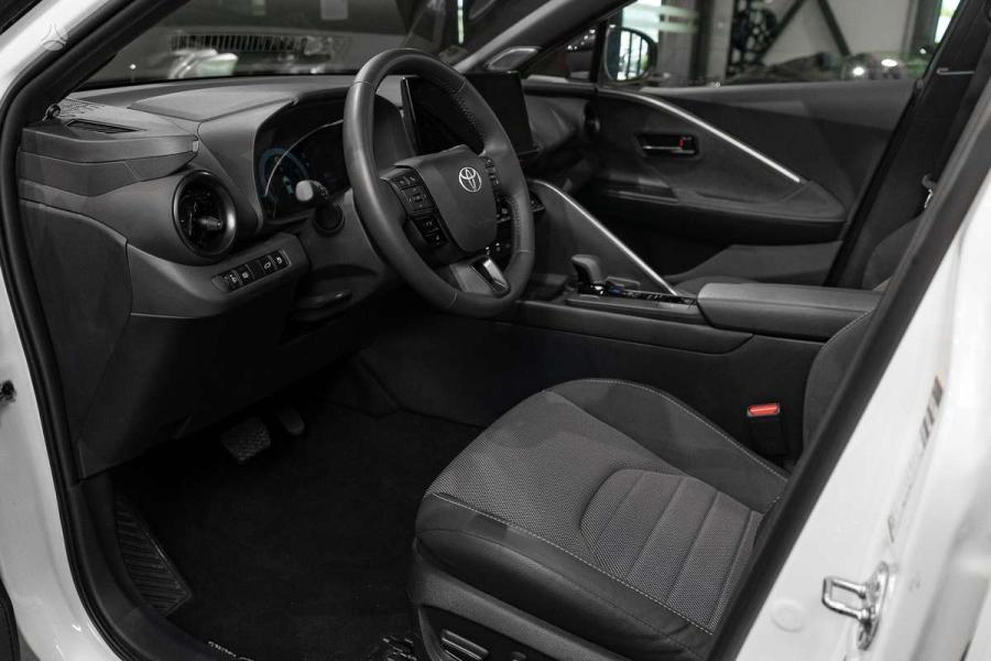 Белый Тойота C-HR 2024 в Рига, объемом двигателя 1.80 л и пробегом 23 тыс. км за 30000 €, фото 10 на AUTOMOTO.COM.LV