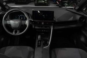 Белый Тойота C-HR 2024 в Рига, объемом двигателя 1.80 л и пробегом 23 тыс. км за 30000 €, фото 12 на AUTOMOTO.COM.LV