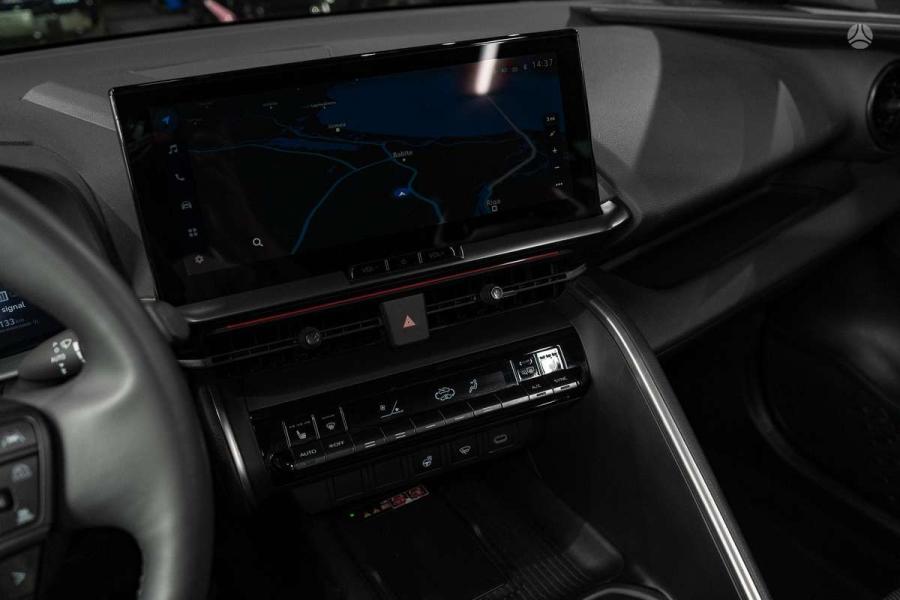Белый Тойота C-HR 2024 в Рига, объемом двигателя 1.80 л и пробегом 23 тыс. км за 30000 €, фото 25 на AUTOMOTO.COM.LV