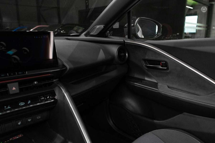 Белый Тойота C-HR 2024 в Рига, объемом двигателя 1.80 л и пробегом 23 тыс. км за 30000 €, фото 30 на AUTOMOTO.COM.LV