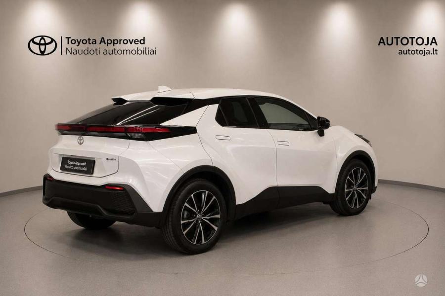 Белый Тойота C-HR 2024 в Каунас, объемом двигателя 1.80 л и пробегом 49 тыс. км за 27500 €, фото 3 на AUTOMOTO.COM.LV