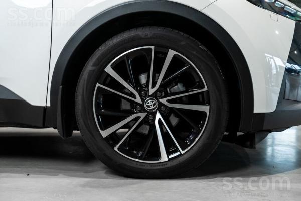 Белый Тойота C-HR 2024 в Рига, объемом двигателя 1.80 л и пробегом 23 тыс. км за 29900 €, фото 8 на AUTOMOTO.COM.LV