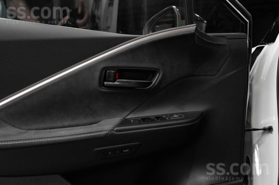 Белый Тойота C-HR 2024 в Рига, объемом двигателя 1.80 л и пробегом 23 тыс. км за 29900 €, фото 15 на AUTOMOTO.COM.LV