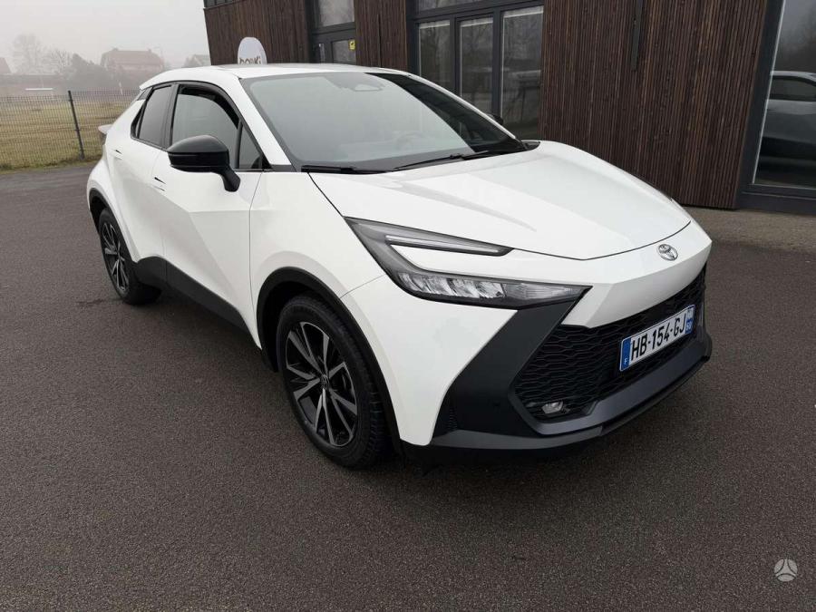 Белый Тойота C-HR 2025 в Шяуляй, объемом двигателя 1.80 л и пробегом 23 тыс. км за 27500 €, фото 2 на AUTOMOTO.COM.LV