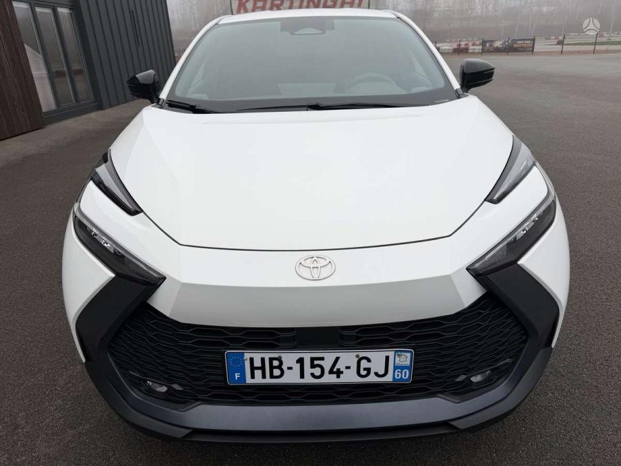 Белый Тойота C-HR 2025 в Шяуляй, объемом двигателя 1.80 л и пробегом 23 тыс. км за 27500 €, фото 3 на AUTOMOTO.COM.LV