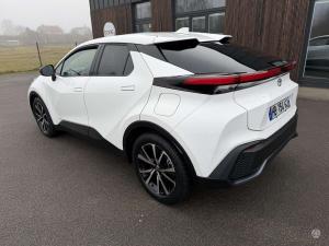 Белый Тойота C-HR 2025 в Шяуляй, объемом двигателя 1.80 л и пробегом 23 тыс. км за 27500 €, фото 4 на AUTOMOTO.COM.LV