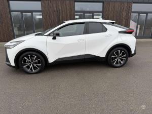 Белый Тойота C-HR 2025 в Шяуляй, объемом двигателя 1.80 л и пробегом 23 тыс. км за 27500 €, фото 7 на AUTOMOTO.COM.LV