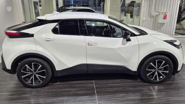 White Toyota C-HR 2025 in Siauliai, with an engine capacity of 1.80 L and mileage of 24 thousand km for 27500 €, photo 5 on AUTOMOTO.COM.LV