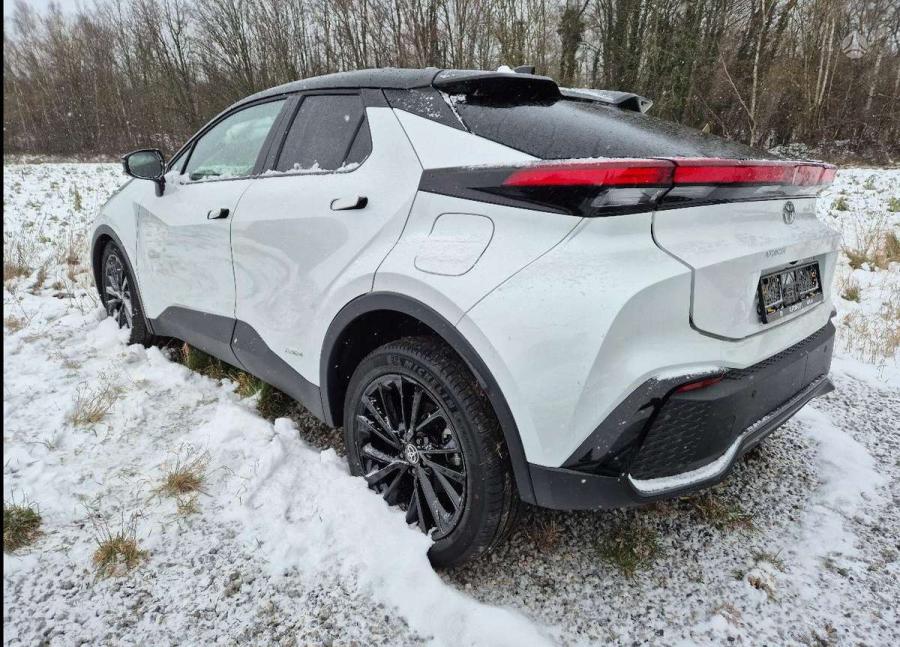 White Toyota C-HR 2025 in Klaipeda, with an engine capacity of 1.99 L and mileage of 509 thousand km for 12700 €, photo 1 on AUTOMOTO.COM.LV