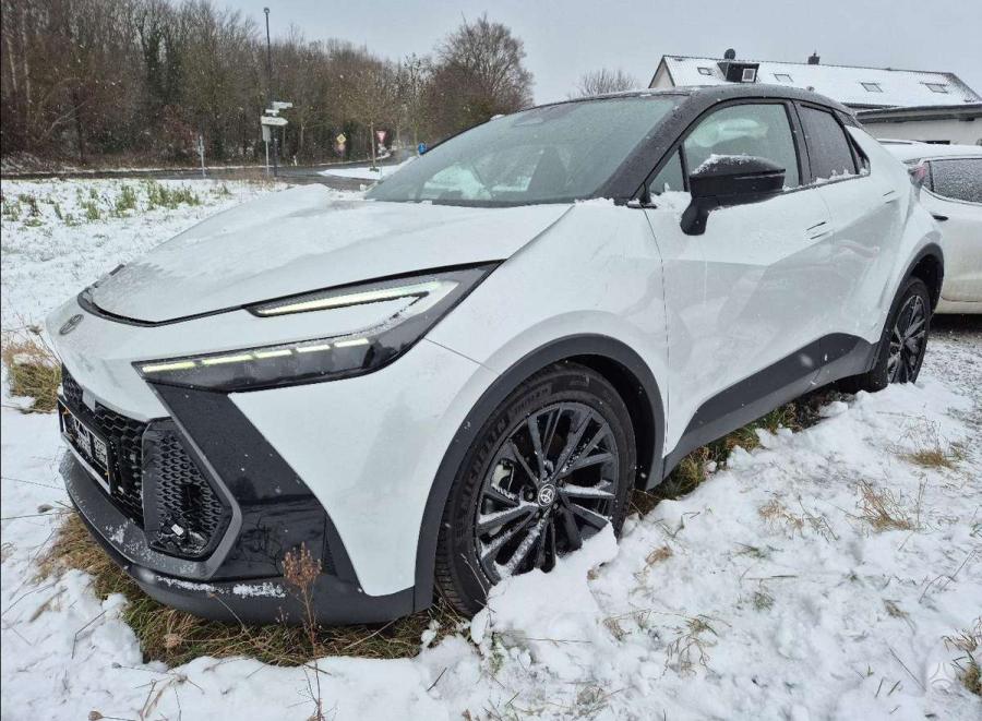 White Toyota C-HR 2025 in Klaipeda, with an engine capacity of 1.99 L and mileage of 509 thousand km for 12700 €, photo 3 on AUTOMOTO.COM.LV