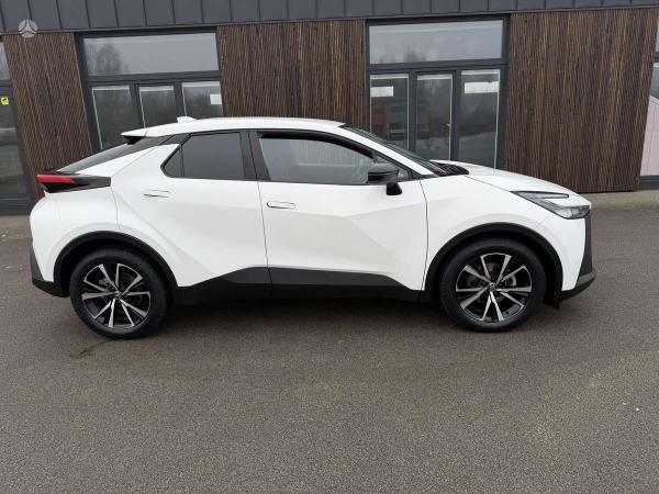 White Toyota C-HR 2025 in Klaipeda, with an engine capacity of 2.00 L and mileage of 23 thousand km for 31000 €, photo 6 on AUTOMOTO.COM.LV