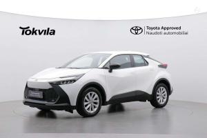 Белый Тойота C-HR 2025 в Вильнюс, объемом двигателя 1.80 л и пробегом 27 тыс. км за 26500 €, фото  на AUTOMOTO.COM.LV
