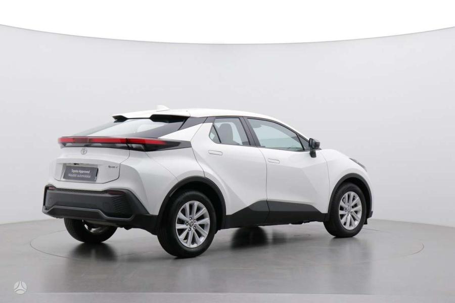 Белый Тойота C-HR 2025 в Вильнюс, объемом двигателя 1.80 л и пробегом 27 тыс. км за 26500 €, фото 2 на AUTOMOTO.COM.LV