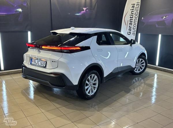 Balts Toyota C-HR 2025 Avižieniai, ar dzinēja tilpumu 1.80 L un nobraukumu 24 tūkst. km par 25950 €, foto 2 vietnē AUTOMOTO.COM.LV