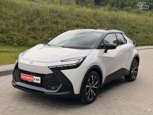 Белый Тойота C-HR 2025 в Вильнюс, объемом двигателя 2.00 л и пробегом 15 тыс. км за 33500 €, фото  на AUTOMOTO.COM.LV