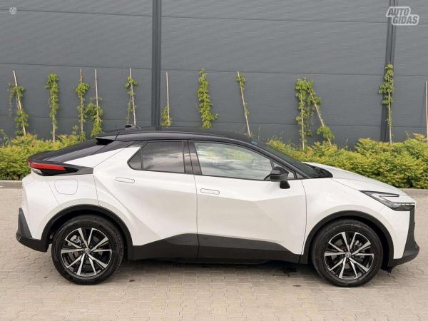 White Toyota C-HR 2025 in Vilnius, with an engine capacity of 2.00 L and mileage of 15 thousand km for 33500 €, photo 4 on AUTOMOTO.COM.LV