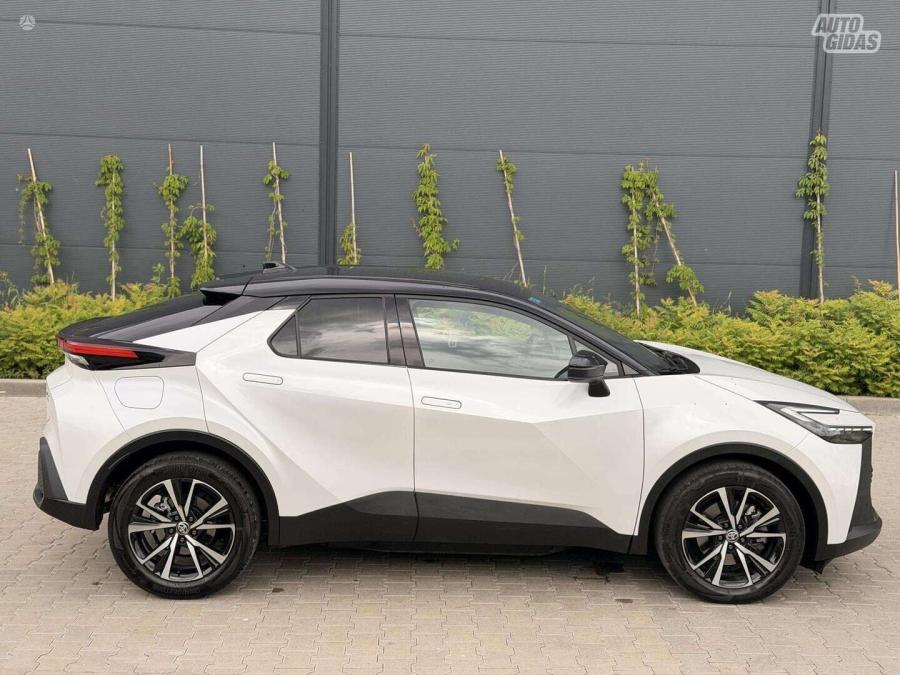 Белый Тойота C-HR 2025 в Вильнюс, объемом двигателя 2.00 л и пробегом 15 тыс. км за 33500 €, фото 5 на AUTOMOTO.COM.LV