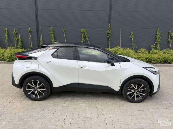 White Toyota C-HR 2025 in Vilnius, with an engine capacity of 2.00 L and mileage of 8 thousand km for 33900 €, photo 9 on AUTOMOTO.COM.LV