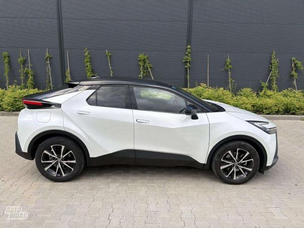 White Toyota C-HR 2025 in Vilnius, with an engine capacity of 2.00 L and mileage of 8 thousand km for 33900 €, photo 10 on AUTOMOTO.COM.LV