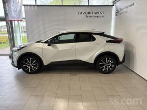 White Toyota C-HR 2025 in Ventspils, with an engine capacity of 1.80 L and mileage of 5 thousand km for 34500 €, photo 3 on AUTOMOTO.COM.LV