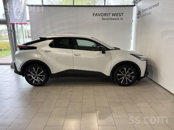 Белый Тойота C-HR 2025 в Вентспилс, объемом двигателя 1.80 л и пробегом 5 тыс. км за 34500 €, фото 3 на AUTOMOTO.COM.LV