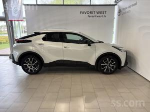 White Toyota C-HR 2025 in Ventspils, with an engine capacity of 1.80 L and mileage of 5 thousand km for 34500 €, photo 4 on AUTOMOTO.COM.LV