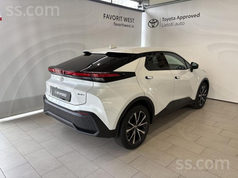 White Toyota C-HR 2025 in Ventspils, with an engine capacity of 1.80 L and mileage of 5 thousand km for 34500 €, photo 5 on AUTOMOTO.COM.LV