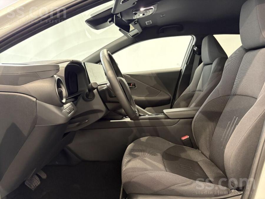 White Toyota C-HR 2025 in Ventspils, with an engine capacity of 1.80 L and mileage of 5 thousand km for 34500 €, photo 6 on AUTOMOTO.COM.LV