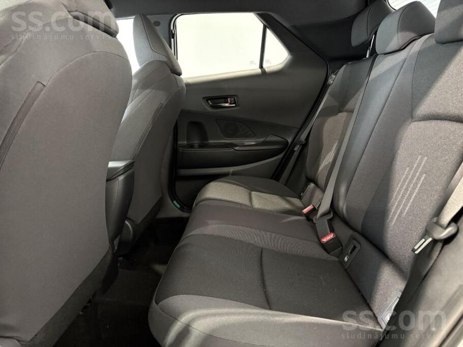 White Toyota C-HR 2025 in Ventspils, with an engine capacity of 1.80 L and mileage of 5 thousand km for 34500 €, photo 7 on AUTOMOTO.COM.LV