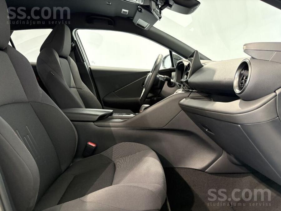 White Toyota C-HR 2025 in Ventspils, with an engine capacity of 1.80 L and mileage of 5 thousand km for 34500 €, photo 8 on AUTOMOTO.COM.LV