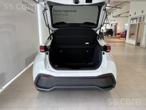 White Toyota C-HR 2025 in Ventspils, with an engine capacity of 1.80 L and mileage of 5 thousand km for 34500 €, photo 25 on AUTOMOTO.COM.LV