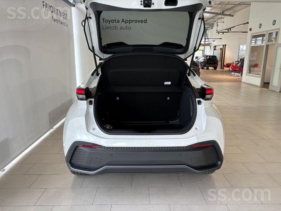 White Toyota C-HR 2025 in Ventspils, with an engine capacity of 1.80 L and mileage of 5 thousand km for 34500 €, photo 25 on AUTOMOTO.COM.LV