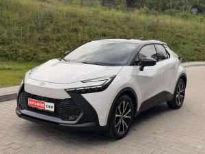 Белый Тойота C-HR 2025 в Вильнюс, объемом двигателя 1.99 л и пробегом 15 тыс. км за 33500 €, фото  на AUTOMOTO.COM.LV