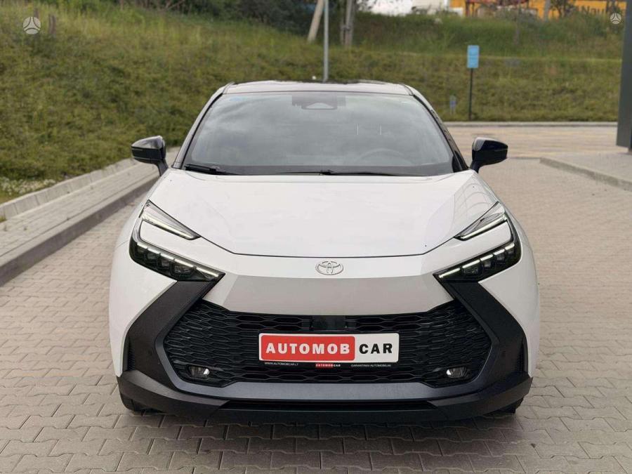 Белый Тойота C-HR 2025 в Вильнюс, объемом двигателя 1.99 л и пробегом 15 тыс. км за 33500 €, фото 3 на AUTOMOTO.COM.LV