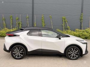 Белый Тойота C-HR 2025 в Вильнюс, объемом двигателя 1.99 л и пробегом 15 тыс. км за 33500 €, фото 5 на AUTOMOTO.COM.LV