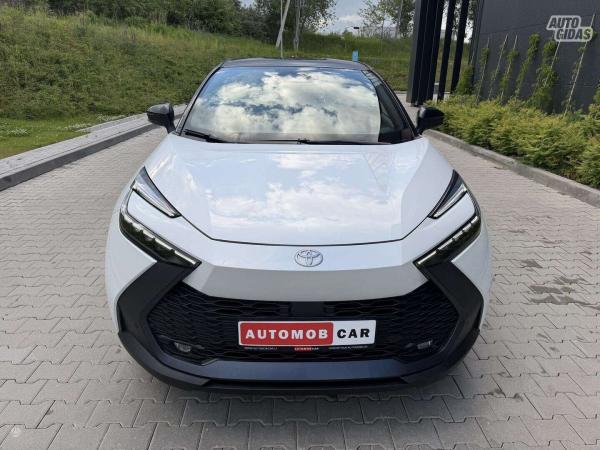 White Toyota C-HR 2025 in Vilnius, with an engine capacity of 2.00 L and mileage of 8 thousand km for 33900 €, photo 6 on AUTOMOTO.COM.LV