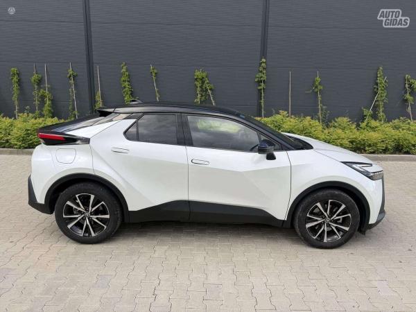 White Toyota C-HR 2025 in Vilnius, with an engine capacity of 2.00 L and mileage of 8 thousand km for 33900 €, photo 9 on AUTOMOTO.COM.LV