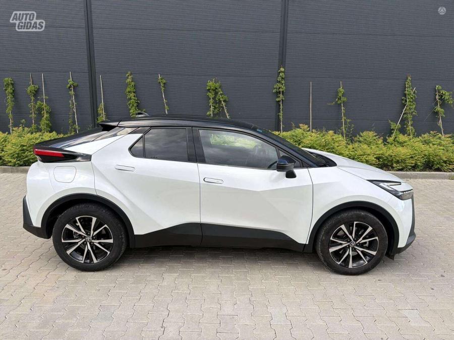 White Toyota C-HR 2025 in Vilnius, with an engine capacity of 2.00 L and mileage of 8 thousand km for 33900 €, photo 11 on AUTOMOTO.COM.LV