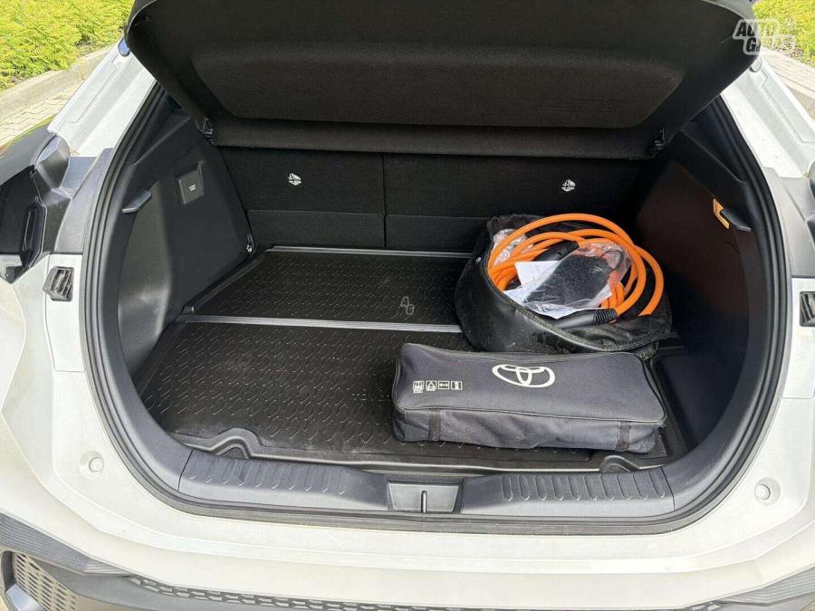 White Toyota C-HR 2025 in Vilnius, with an engine capacity of 2.00 L and mileage of 8 thousand km for 33900 €, photo 19 on AUTOMOTO.COM.LV
