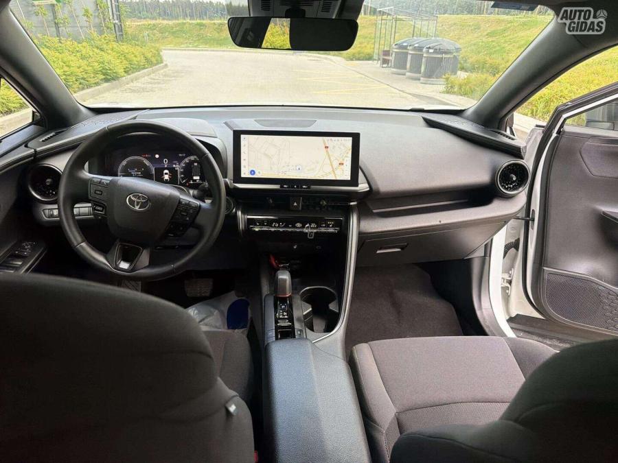 White Toyota C-HR 2025 in Vilnius, with an engine capacity of 2.00 L and mileage of 8 thousand km for 33900 €, photo 23 on AUTOMOTO.COM.LV