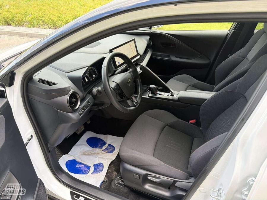 White Toyota C-HR 2025 in Vilnius, with an engine capacity of 2.00 L and mileage of 8 thousand km for 33900 €, photo 33 on AUTOMOTO.COM.LV
