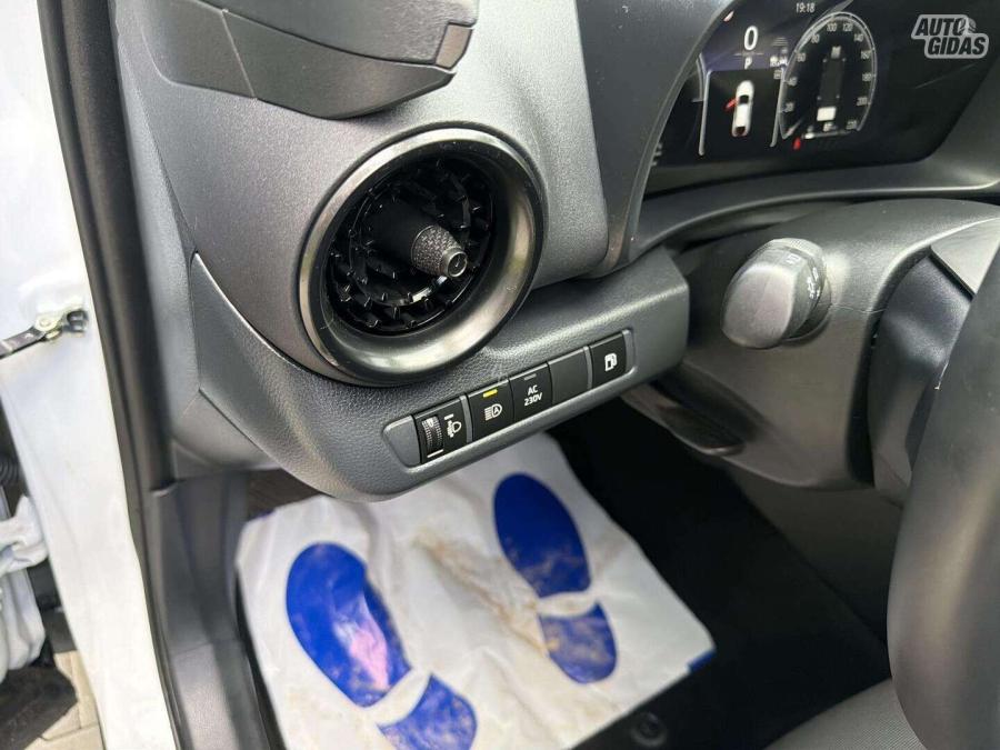 White Toyota C-HR 2025 in Vilnius, with an engine capacity of 2.00 L and mileage of 8 thousand km for 33900 €, photo 37 on AUTOMOTO.COM.LV