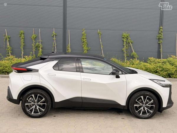 White Toyota C-HR 2025 in Vilnius, with an engine capacity of 2.00 L and mileage of 15 thousand km for 33500 €, photo 4 on AUTOMOTO.COM.LV