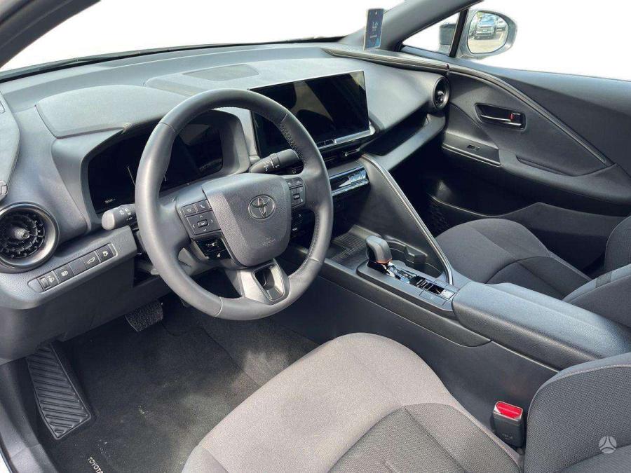 White Toyota C-HR 2025 in Klaipeda, with an engine capacity of 0.00 L and mileage of 39 thousand km for 26500 €, photo 12 on AUTOMOTO.COM.LV