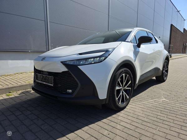 Белый Тойота C-HR 2025 в Вильнюс, объемом двигателя 1.99 л и пробегом 24 тыс. км за 29000 €, фото 1 на AUTOMOTO.COM.LV